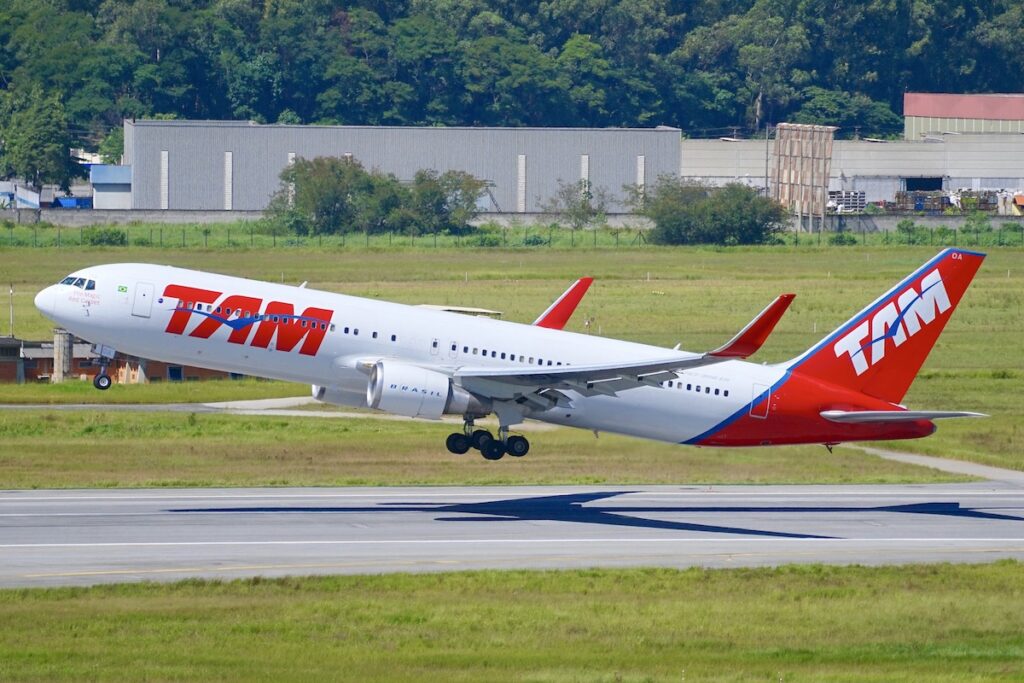 Restam 2: saiba quais aviões ainda voam com as cores da TAM - Flap ...